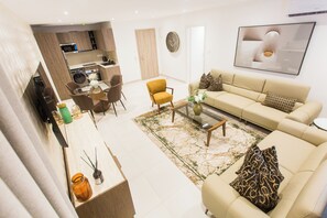 Apartamento superluxo, 2 quartos, sacada | Área de estar | Smart TV 55 polegadas com canais via satélite, Netflix