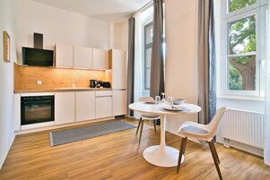 Apartamento superluxo, 1 cama King, cozinha, vista para a cidade | Cozinha privada | Geladeira grande, cooktop, lava-louças