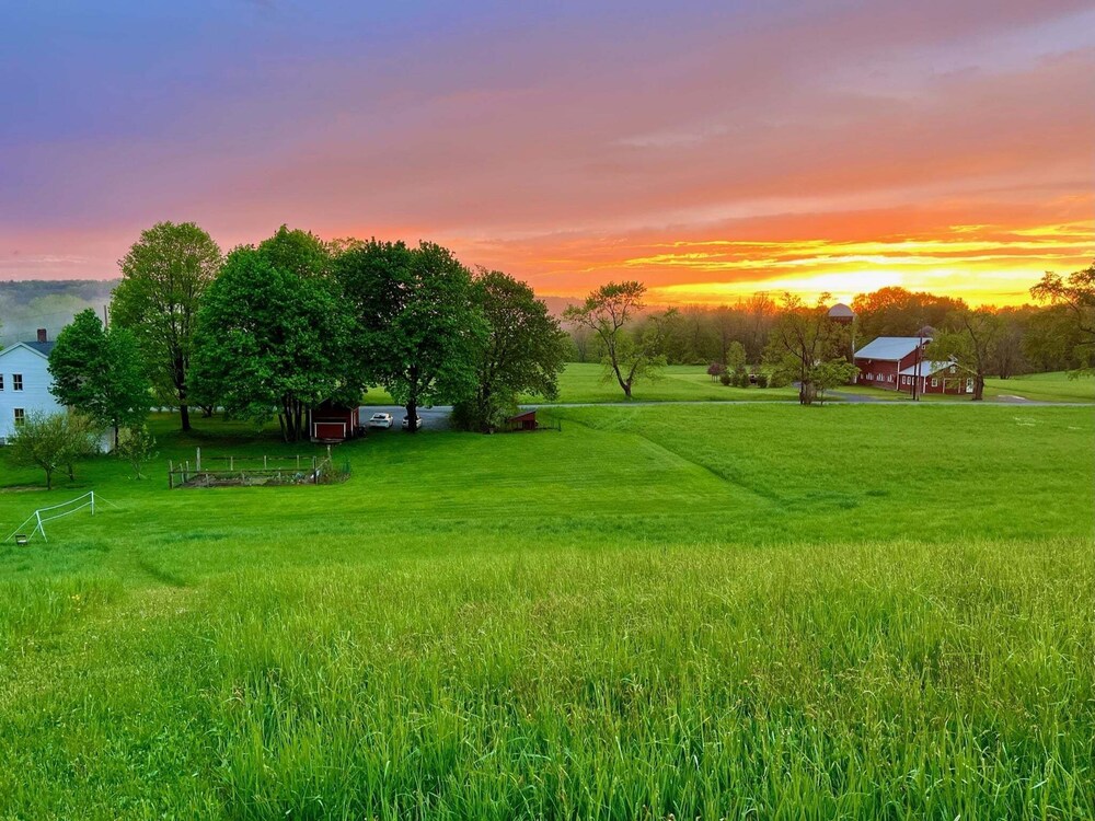 Gorgeous Hudson Valley Farmhouse On 14 Acres 3 Bedroom Home - North Chatham, NY