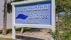 Placa para 'Fernandina Shores' na 61 Harmon Ave.