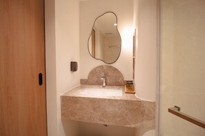 Quarto quádruplo família | Banheiro | Produtos de toalete de grife, secador de cabelo, chinelos