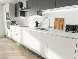 Uma máquina de lavar louça, utensílios de cozinha