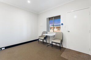 Quarto casal luxo | Espaço de trabalho para notebook, ferros/tábuas de passar roupa