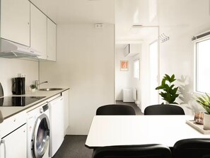 Casa Móvel Económica, vista para a montanha | Cozinha privada | Um frigorífico/congelador grande, um forno, uma máquina de lavar louça 