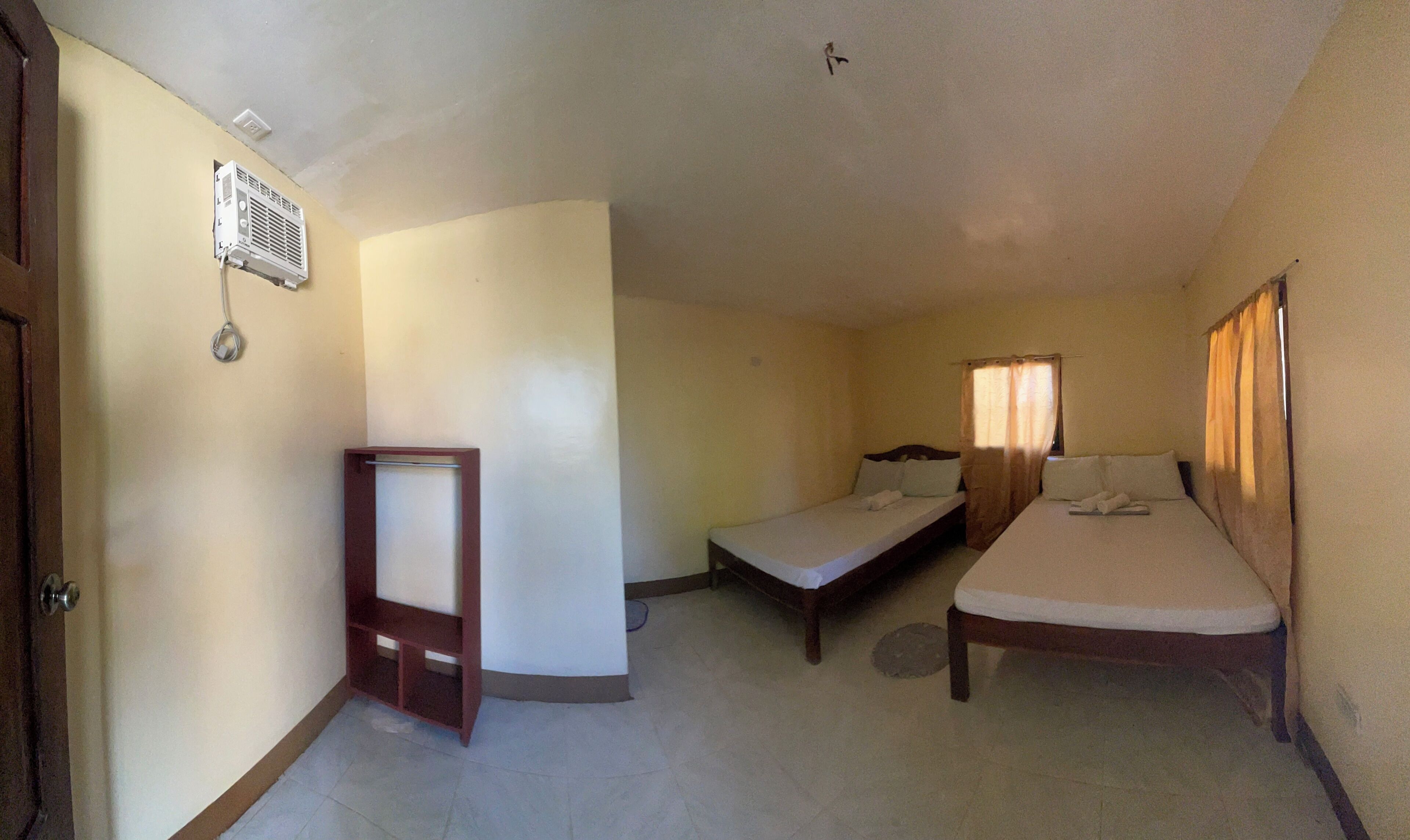 Quarto quádruplo básico, sacada, vista para a praia | Escrivaninha, espaço de trabalho para notebook, Wi-Fi de cortesia