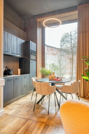 Suite-Estúdio Deluxe | Sala de estar | Televisor de ecrã plano de 40 polegadas com canais digitais 