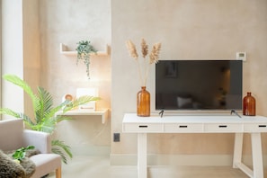 Apartamento de Luxo, 1 cama queen-size e sofá-cama, vista para o jardim | Sala de estar | Televisor de ecrã plano de 40 polegadas com canais digitais