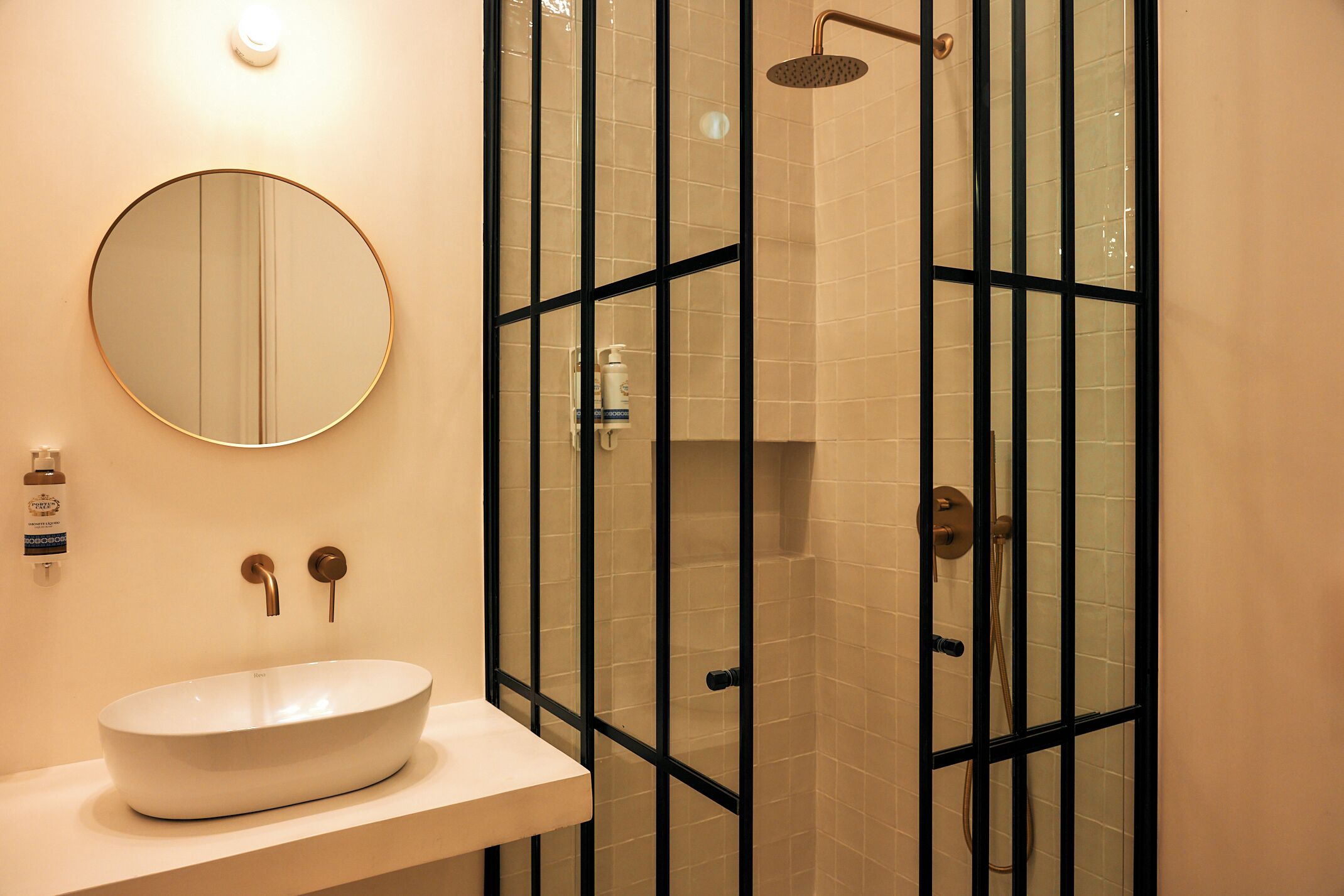 Apartamento conforto, sacada, vista para a cidade | Banheiro | Secador de cabelo, toalhas de banho, papel higiênico 