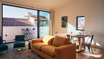 Apartamento luxo, sacada, vista para a cidade | Área de estar