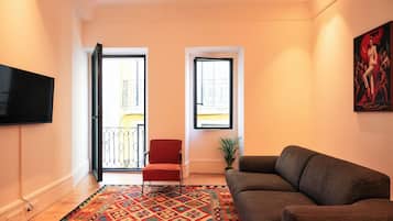 Apartamento conforto, sacada, vista para a cidade | Área de estar