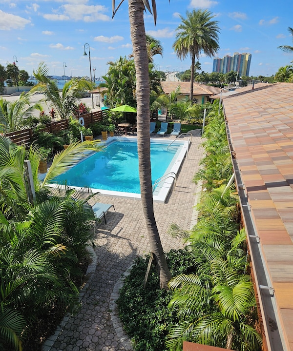 Blue Heron Bridge Hotel & Dive Club - West Palm Beach