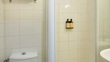 Quarto casal clássico, suíte | Banheiro | Secador de cabelo, toalhas de banho, sabonete, shampoo