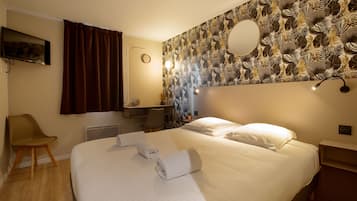 Quarto Clássico com Cama de Casal, casa de banho anexa | Secretária, secretária adequada para computadores portáteis