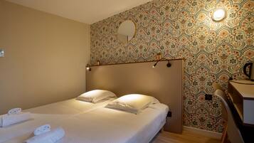 Quarto casal clássico, suíte | Escrivaninha, espaço de trabalho para notebook, Wi-Fi de cortesia