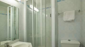 Quarto duplo clássico, suíte | Banheiro | Secador de cabelo, toalhas de banho, sabonete, shampoo