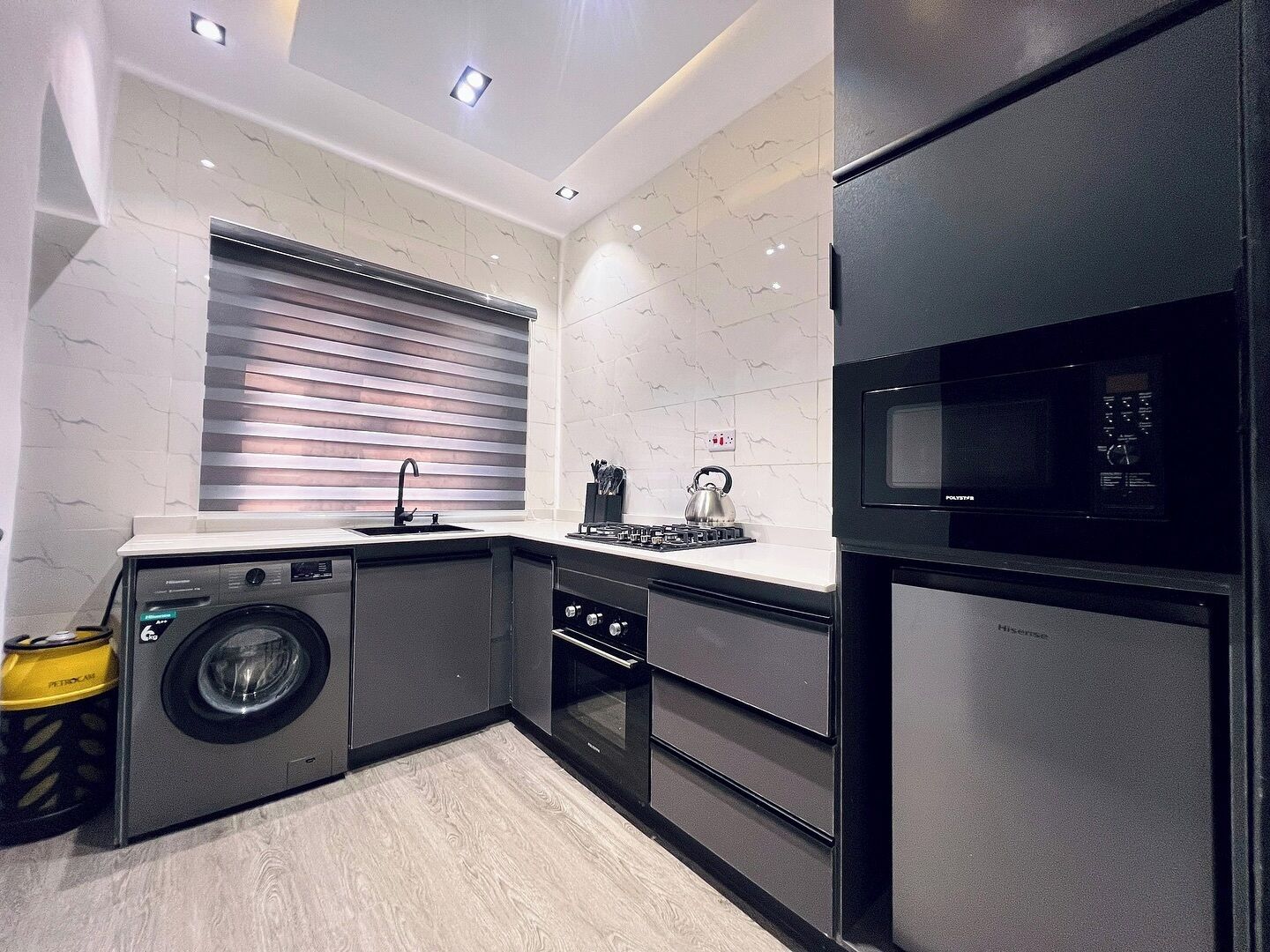 Apartamento família, sacada, vista para a cidade | Cozinha privada | Geladeira, micro-ondas, fogão, cooktop