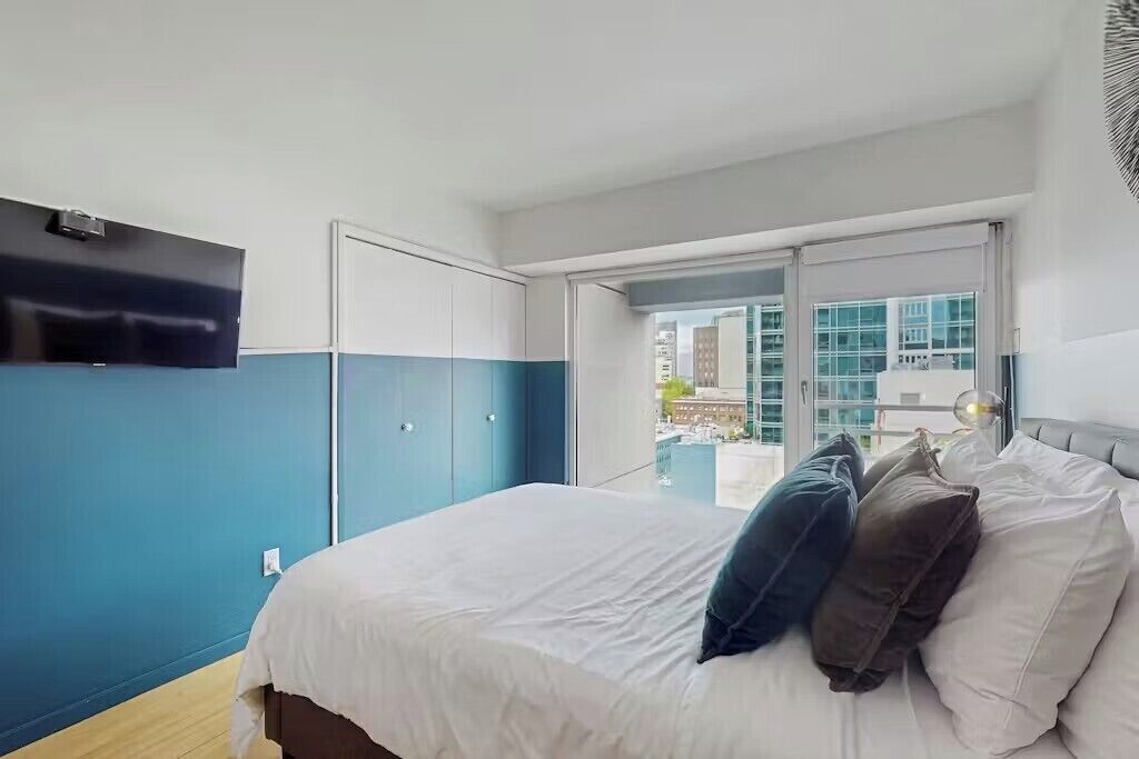 Bright Waterfront Condo With Gym & Pool - Kirkland, WA