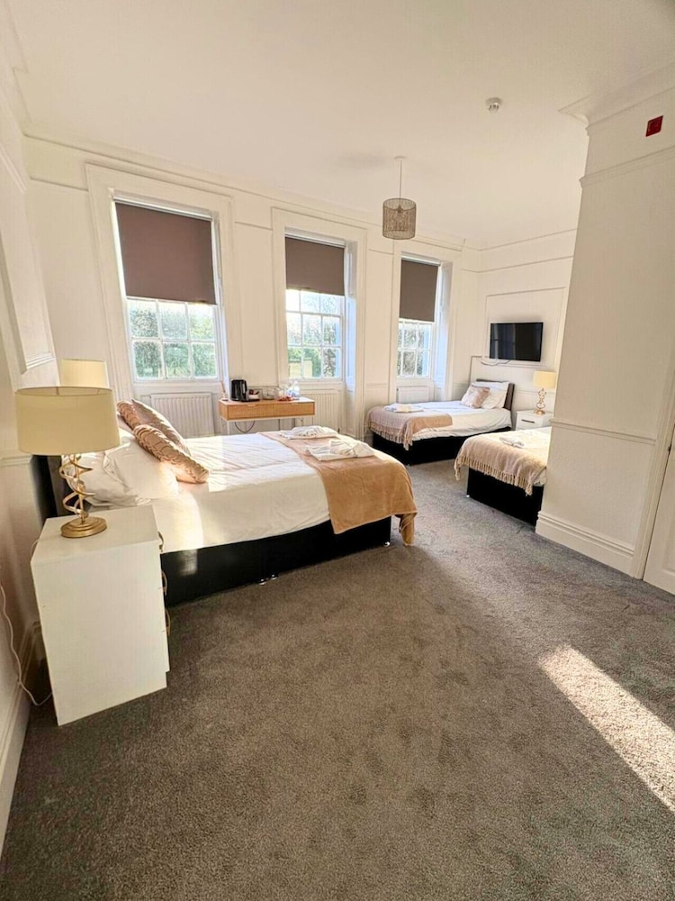 Room 10 - Manor Park Country House, Wales Perfect for Families ...