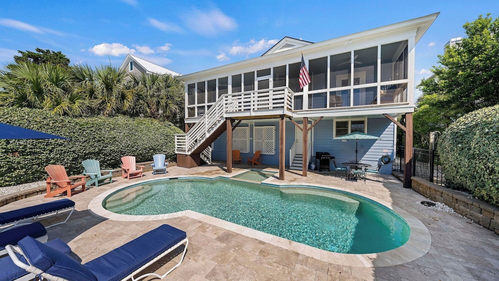 Historic Isle Of Palms Retreat Near The Beach W/ Pool & Screened Porch Roosevelt Retreat By Avantstay - Folly Beach, SC