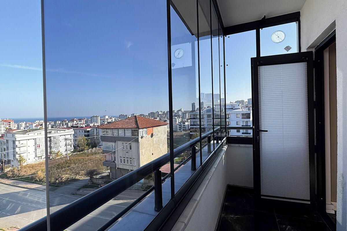 Uma varanda com vista para a cidade e um relógio na parede.