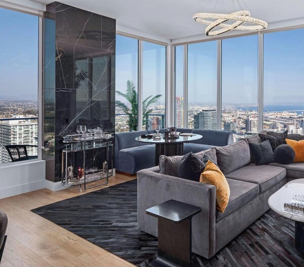 整层！带豪华设施和阳台的两卧室Skylux顶层公寓，avantstay - 聖地亞哥, CA