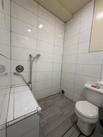Quarto, banheira adaptada para pessoas com dificuldades motoras | Casa de banho | Toalhas fornecidas, sabão, champô, papel higiénico 