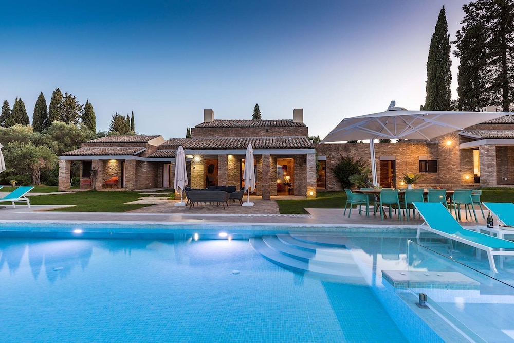 4BR Hilltop Villa • Heated Infinity Pool & Game Room - Corfu | Stayz
