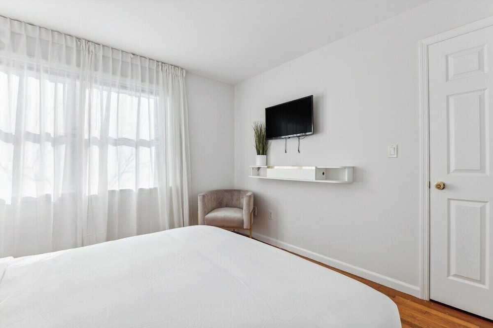 Luxury 3br Home Game Room Free Parking - White Plains, NY