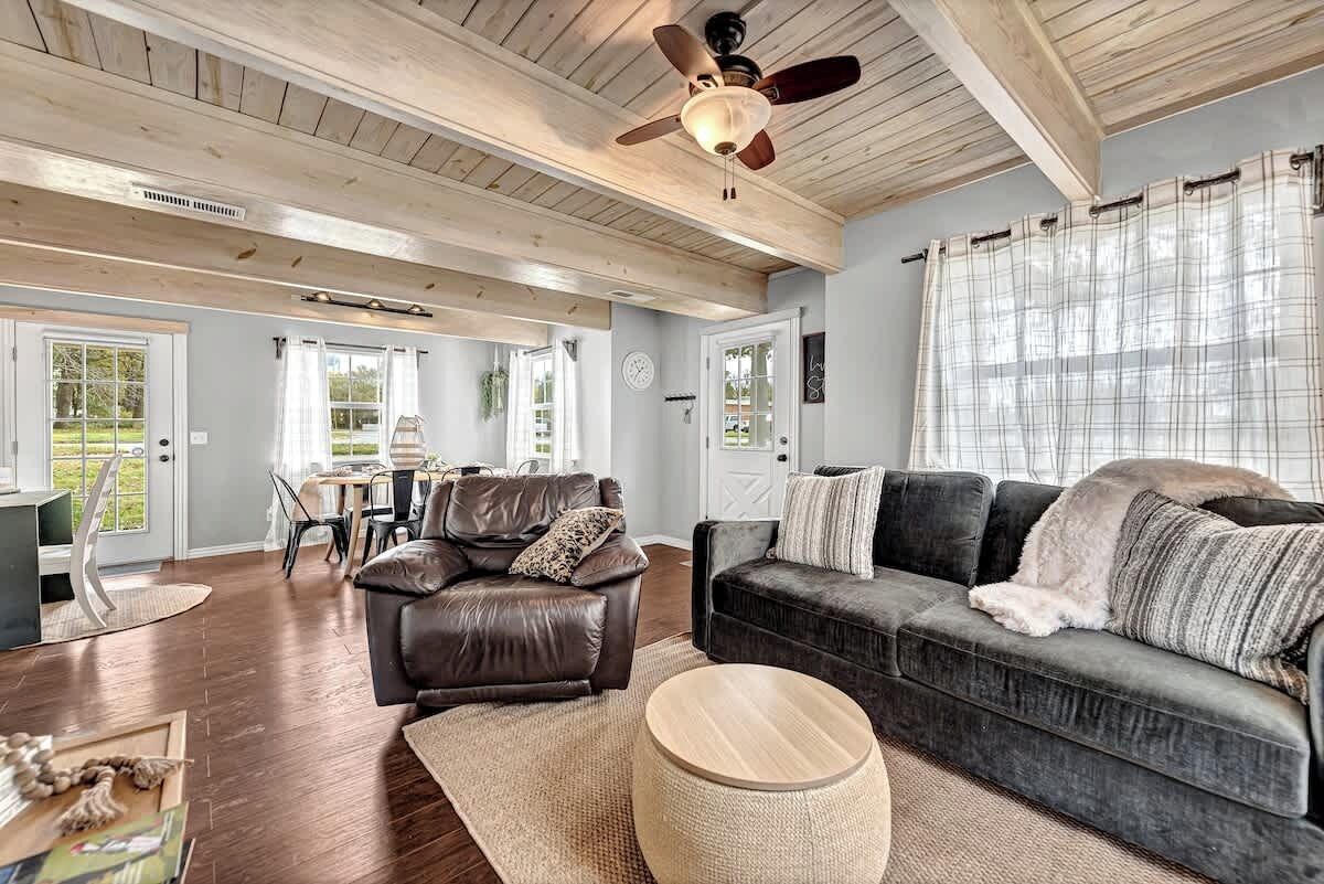 The Oak Cottage- Charming Downtown Retreat In The Heart Of Siloam Springs - Siloam Springs, AR