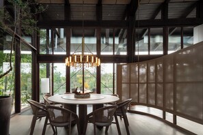 Vila premium, vista para o rio | Sala de jantar