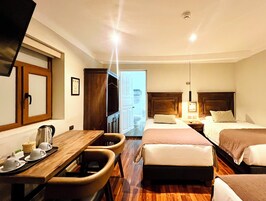 Quarto triplo clássico | Cofres nos quartos, cortinas blackout, quartos à prova de som