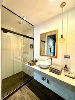 Quarto casal básico | Banheiro | Roupões de banho 