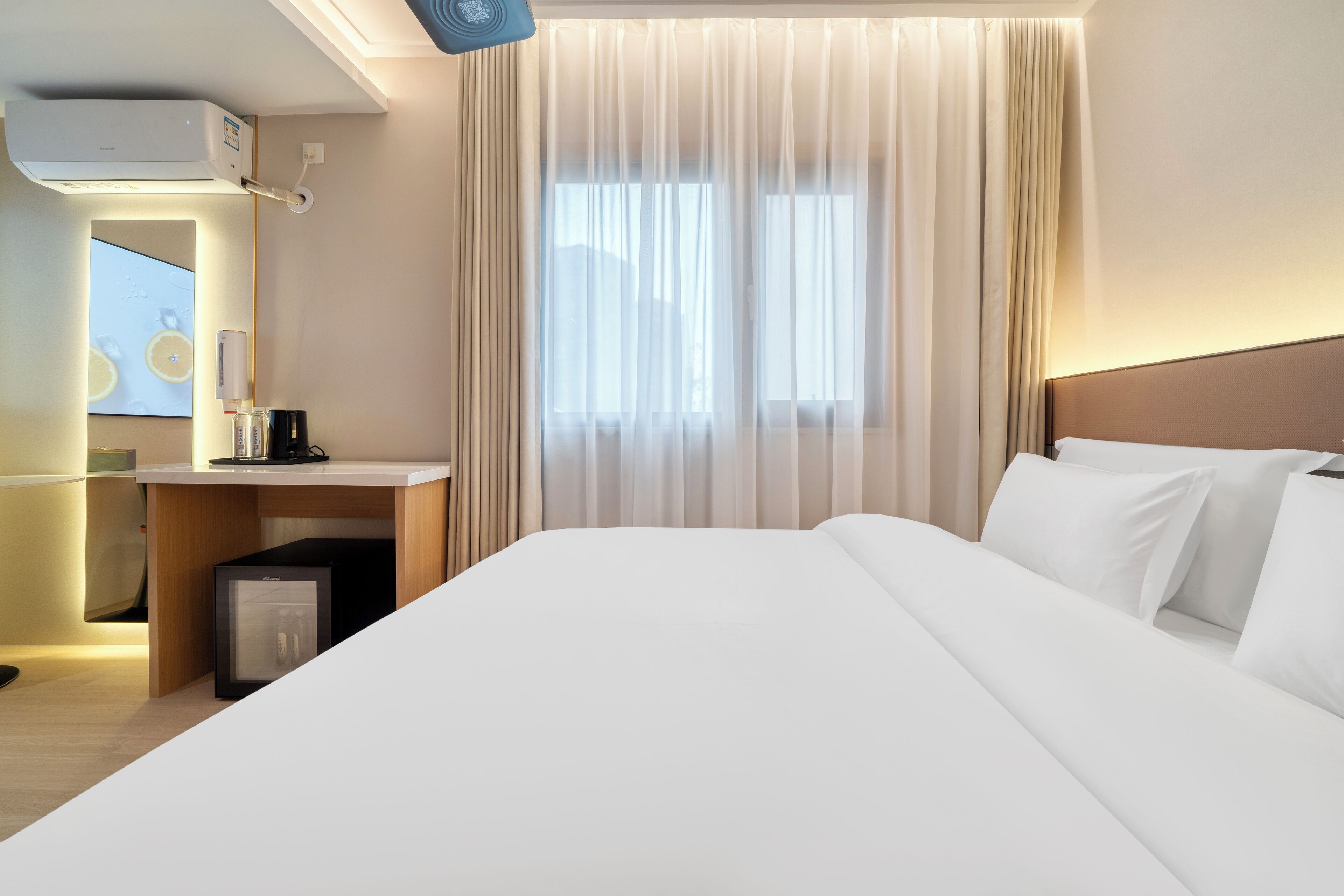 Quarto Duplo Superior | Minibar grátis, secretária, cortinas/cortinados opacos 