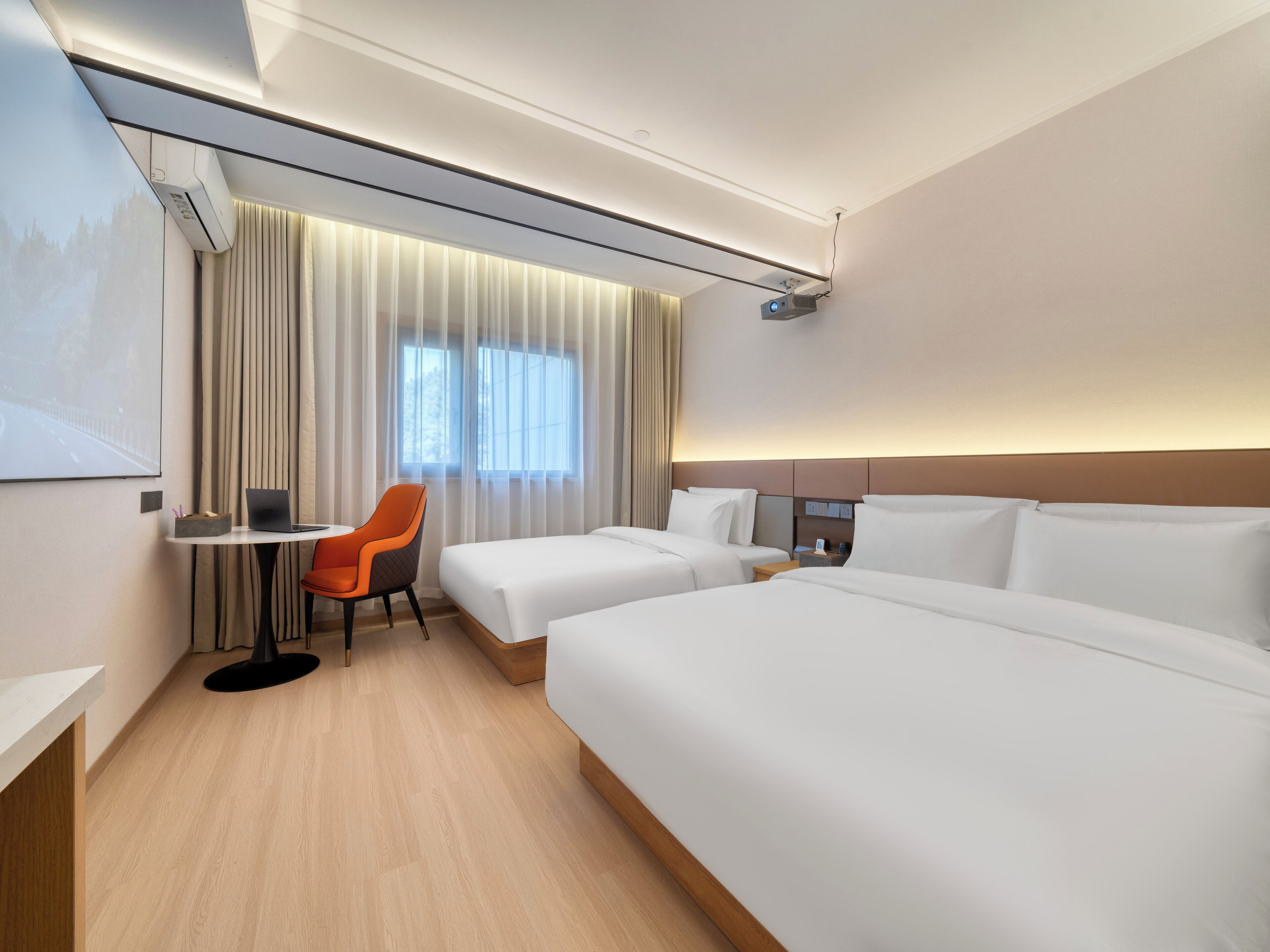 Quarto duplo superior | Frigobar (abastecido com itens grátis), escrivaninha, cortinas blackout