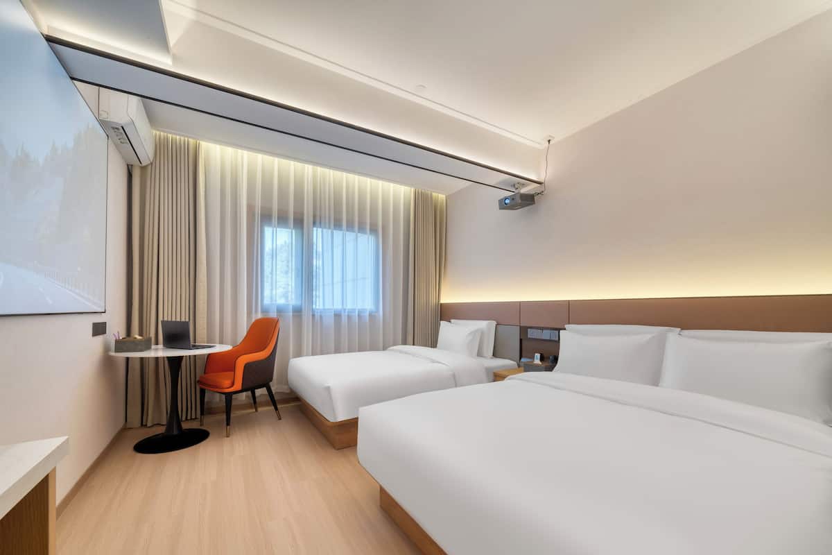 Quarto duplo superior | Frigobar (abastecido com itens grátis), escrivaninha, cortinas blackout