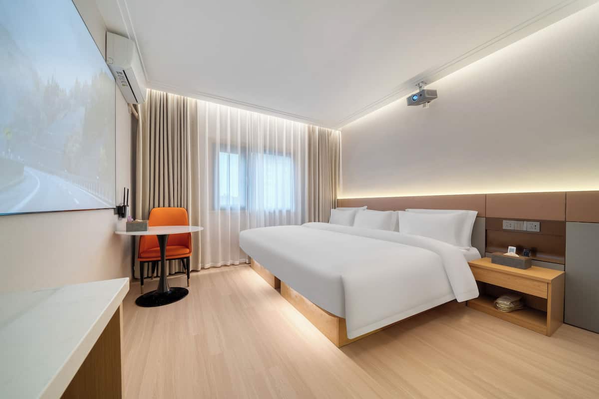 Quarto casal sênior | Frigobar (abastecido com itens grátis), escrivaninha, cortinas blackout