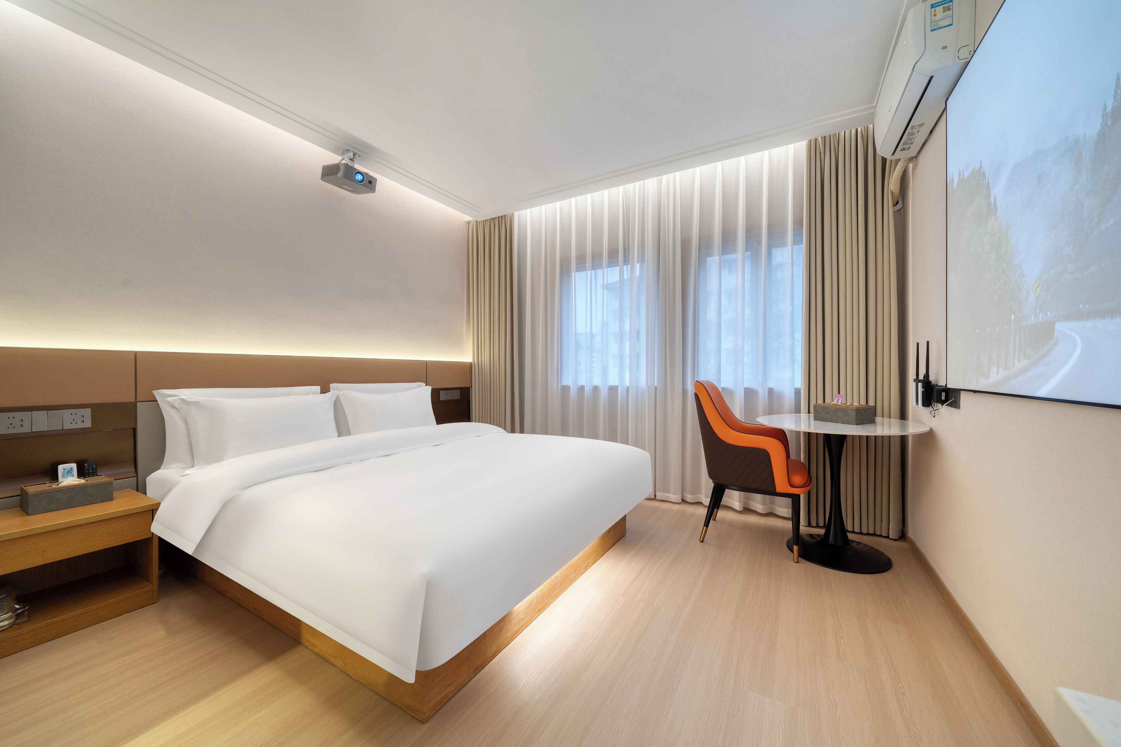 Quarto casal standard | Frigobar (abastecido com itens grátis), escrivaninha, cortinas blackout