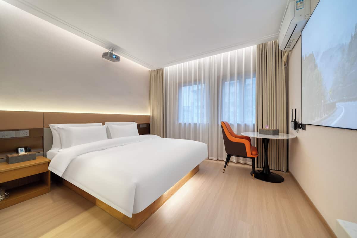 Quarto casal standard | Frigobar (abastecido com itens grátis), escrivaninha, cortinas blackout