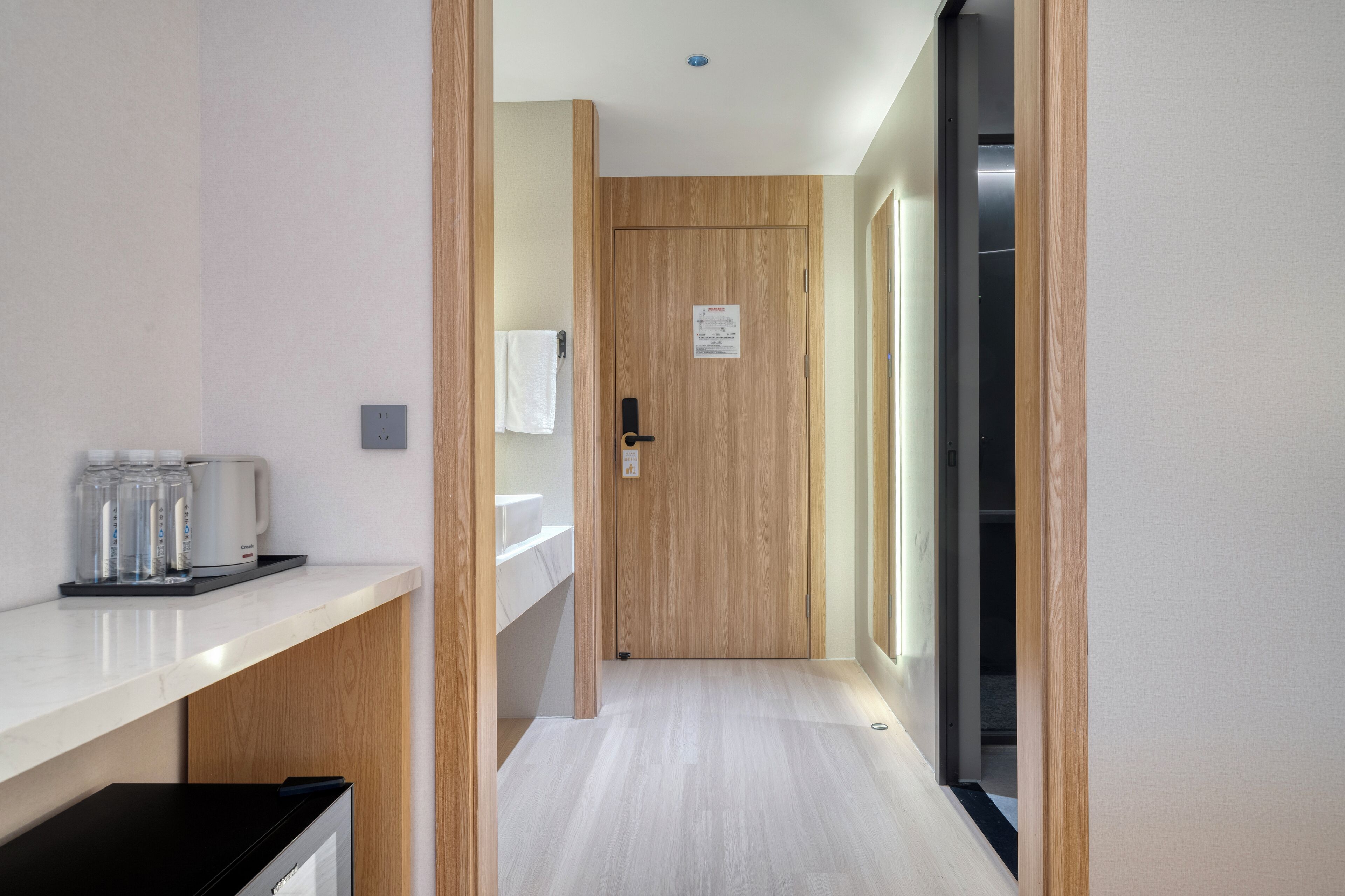 Quarto Twin Standard | Minibar grátis, secretária, cortinas/cortinados opacos 