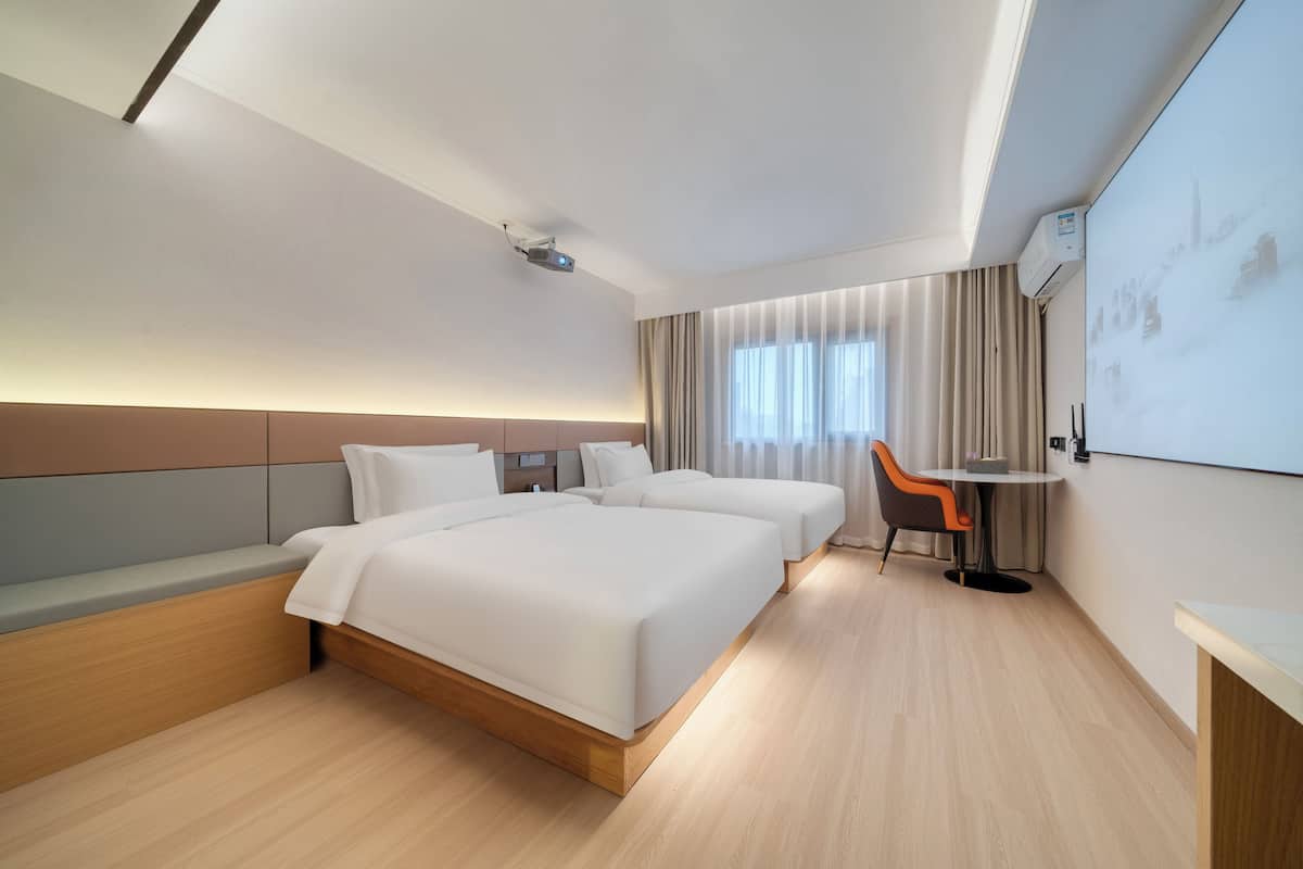 Quarto duplo standard | Frigobar (abastecido com itens grátis), escrivaninha, cortinas blackout