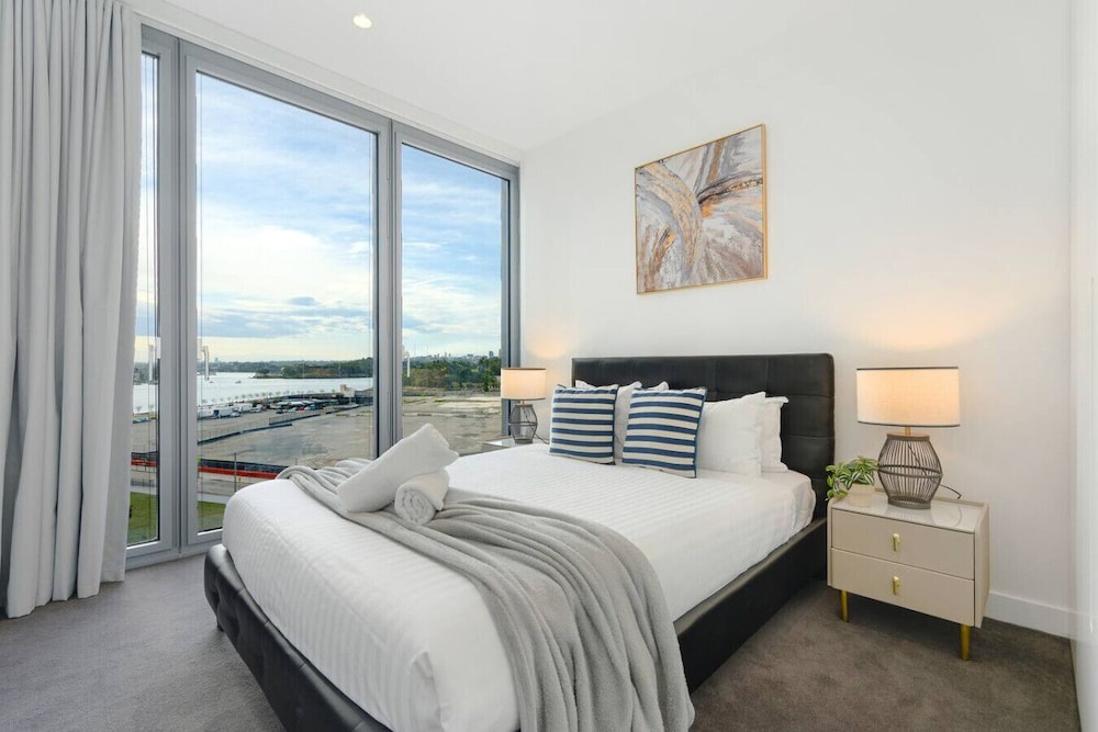 Sydney CBD modern apt with pool/gym/parking 8 ppl - Sydney | Vrbo