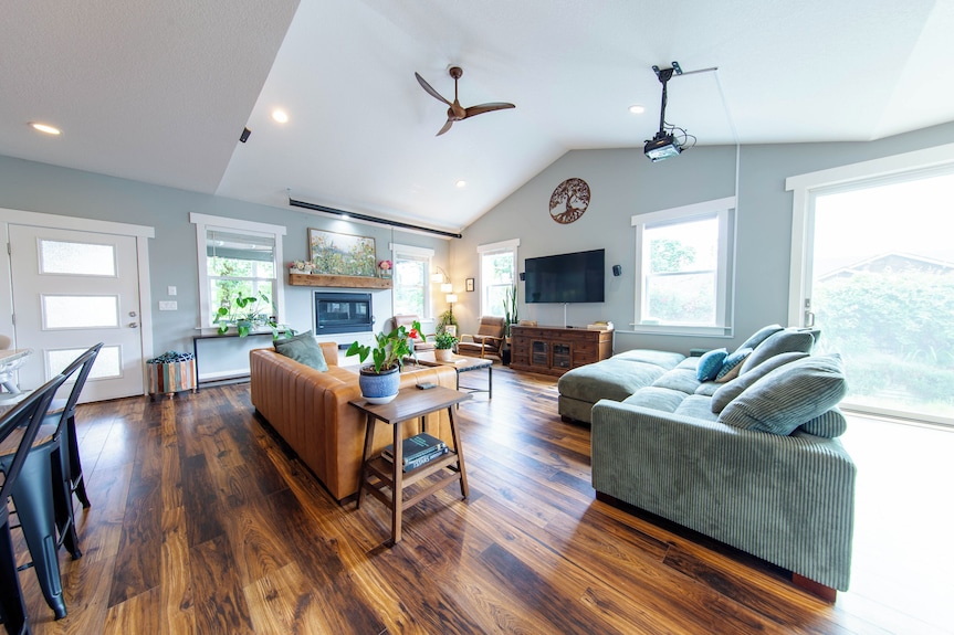 New! Lux - Modern Farmhouse - Sauna, Projector, 10ppl, Ev Charger, Pet Friendly! - Salem, OR
