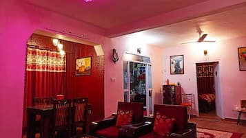 Quarto casal ou duplo luxo, vista para a colina | Área de estar