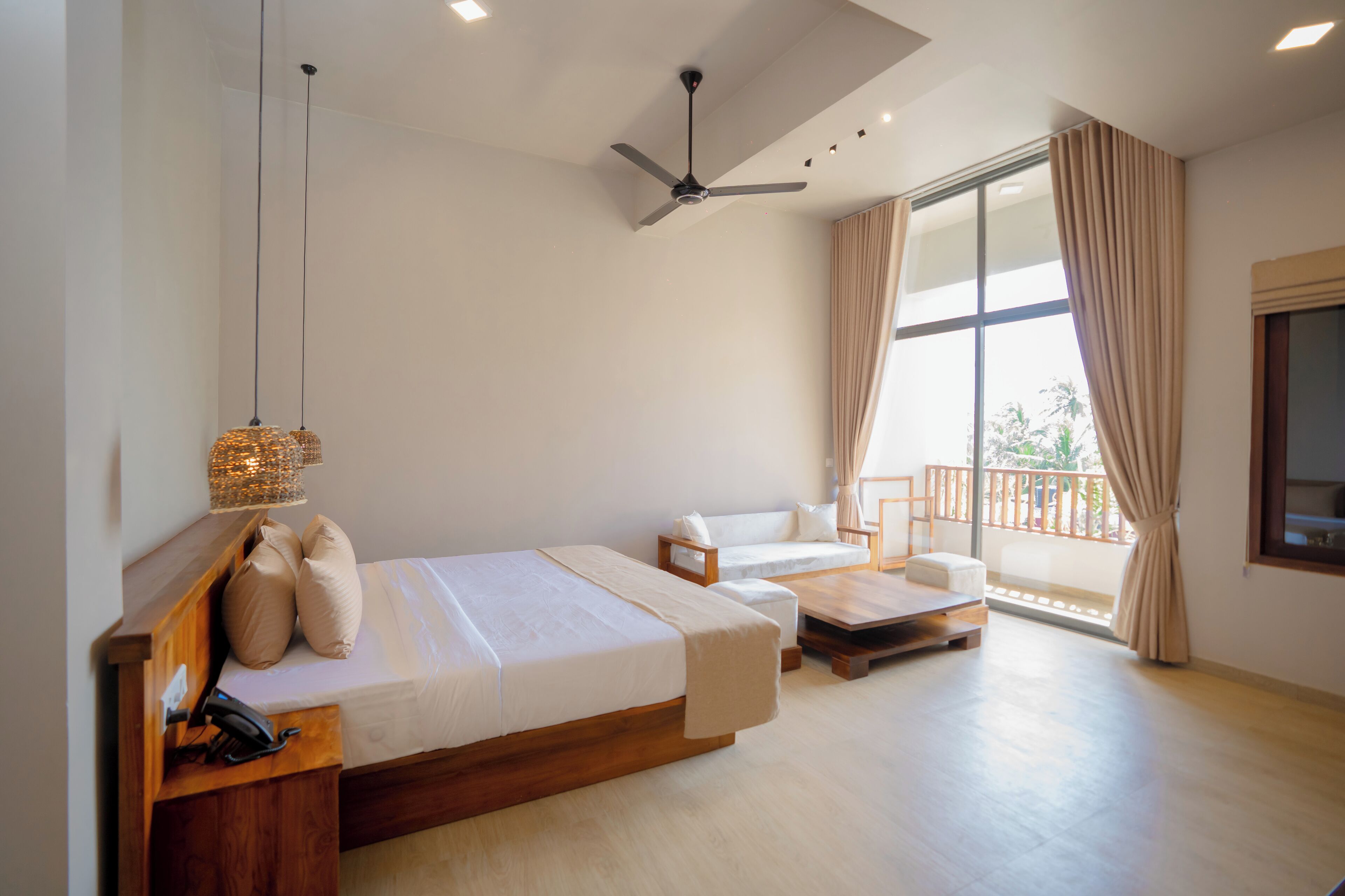 Suíte luxo, sacada, vista para a cidade | Escrivaninha, espaço de trabalho para notebook, Wi-Fi de cortesia