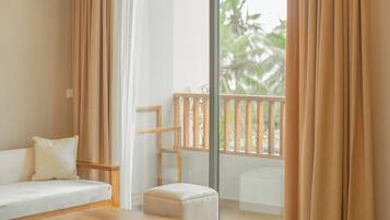 Suíte luxo, sacada, vista para a cidade | Escrivaninha, espaço de trabalho para notebook, Wi-Fi de cortesia