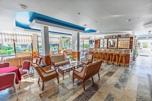 2 bares/lounges, um bar junto à piscina