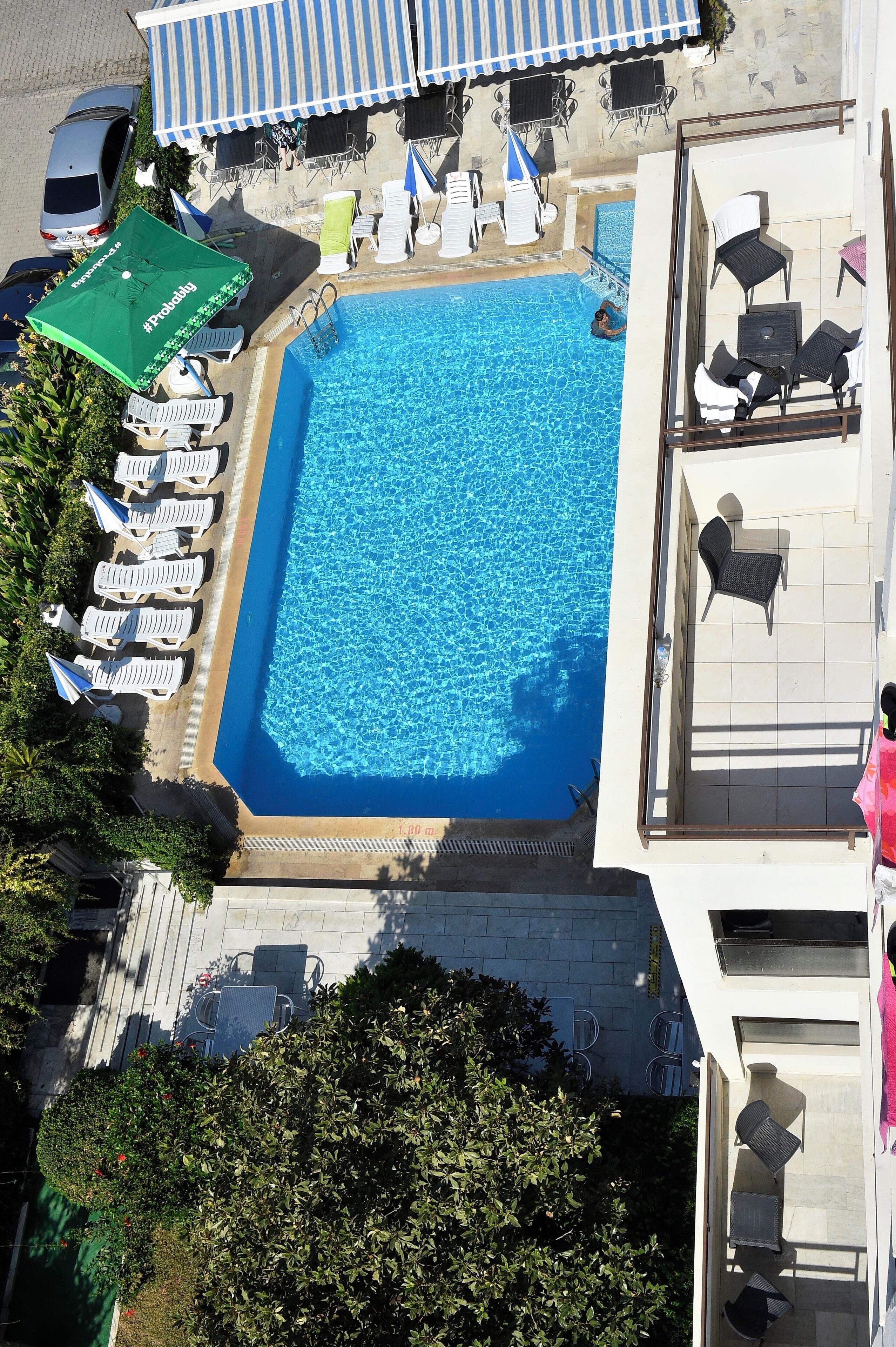 Piscina exterior sazonal, da(s) 9:00 à(s) 19:00, guarda-sóis 