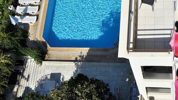 Piscina exterior sazonal, da(s) 9:00 à(s) 19:00, guarda-sóis