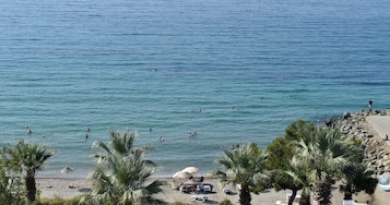 Perto da praia, espreguiçadeiras, guarda-sóis de praia