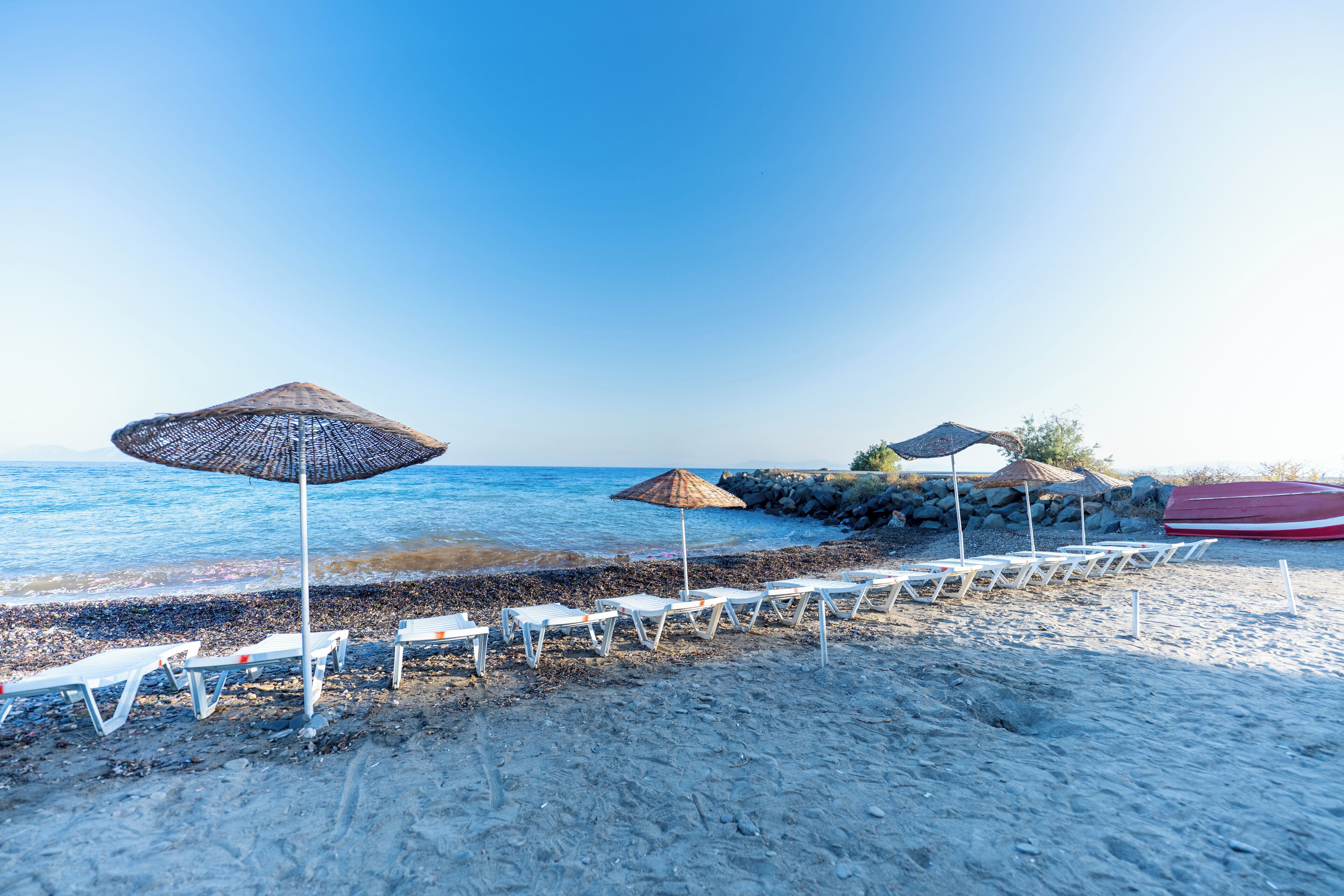 Perto da praia, espreguiçadeiras, guarda-sóis de praia 